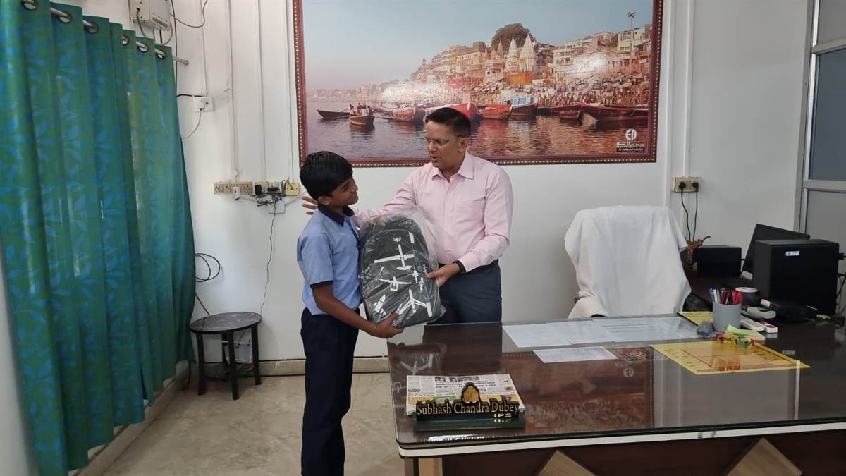 वाराणसी में वजन करने की मशीन संग कर रहा था स्‍ट्रीट लाइट में पढ़ाई, अपर ...