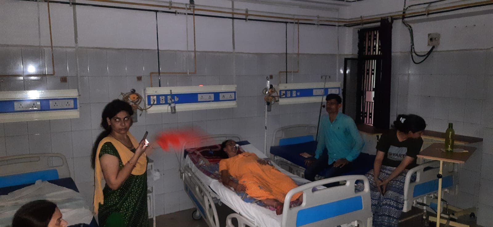 वाराणसी में वर्षा के कारण ट्रामा सेंटर में दो घंटे बिजली कटौती, तीन ...