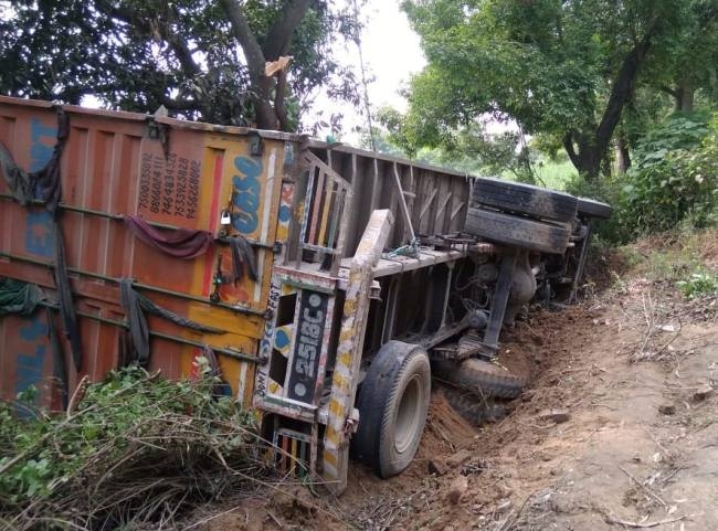 कांवड़ियों की ट्रैक्टर ट्राली बचाने में ट्रक पलटा