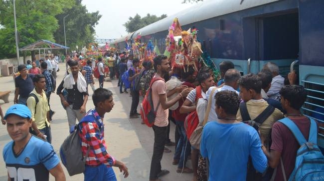 कांवड़ियों की बढ़ी संख्या फुल हुई ट्रेनें