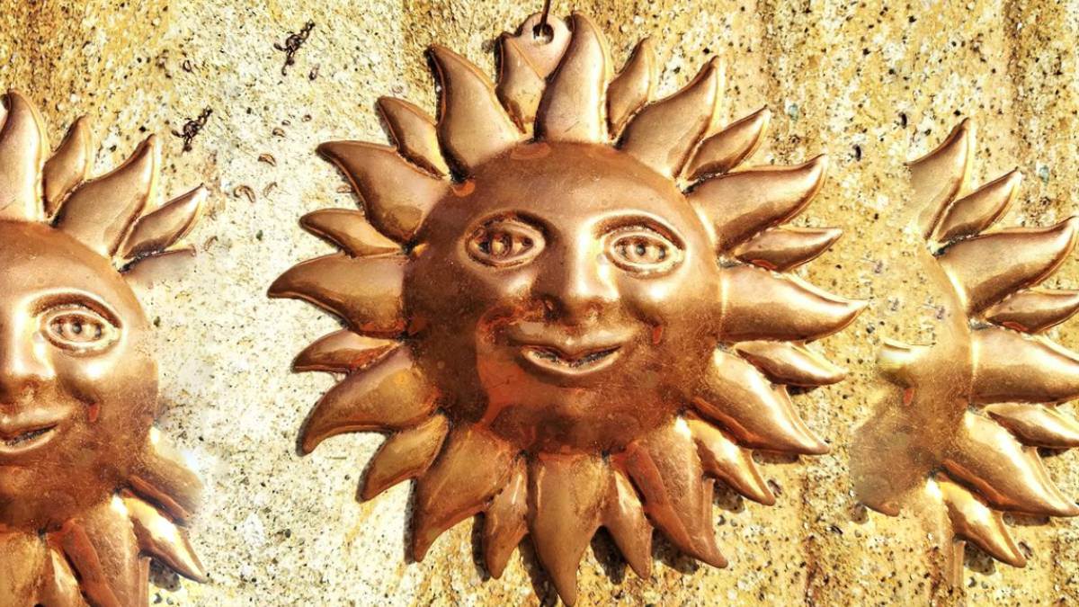 Vastu Tips For Copper Sun: घर की इस दिशा में लगाएं तांबे से बना सूर्य ...