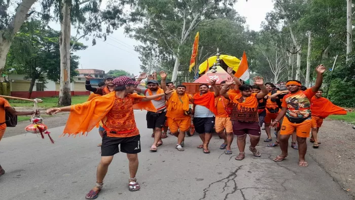 शिव भक्त कांवड़ियों पर हेलिकाप्टर से होगी पुष्पवर्षा, सीएम योगी ...