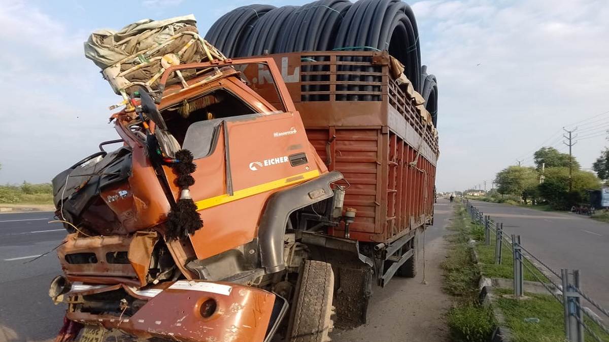 Auraiya News: यूपी के औरैया में सड़क हादसा, हाइवे पर डीसीएम खड़े वाहन ...