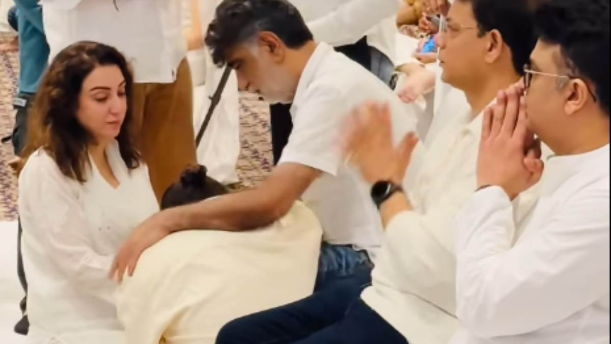 Tishaa Kumar की प्रेयर मीट में कृष्ण कुमार की गोद में सिर रखकर रोए सोनू ...