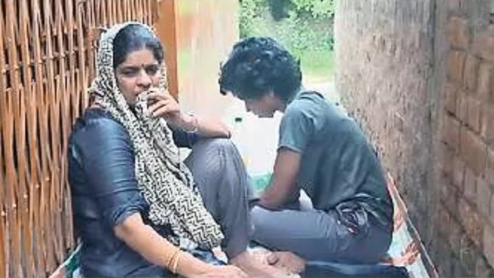 Jamui News: ससुराल वालों को घर में कैद करके धरने पर बैठी बहू, घर में एंट्री की मांग - Woman ...