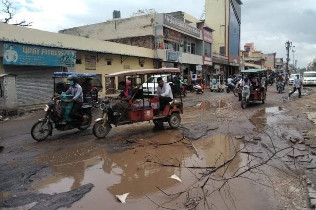 हाईवे से धौली प्याऊ मार्ग जर्जर, चलना हुआ दुश्वार - Hole in highway ...