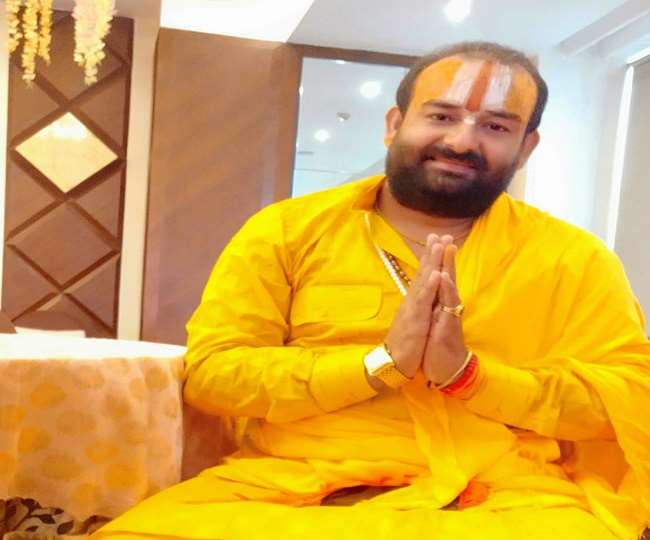 दशरथ गद्दी से जुड़े अयोध्या के भजन गायक देवेंद्र पाठक के खिलाफ यौन शोषण का केस दर्ज - Physical ...