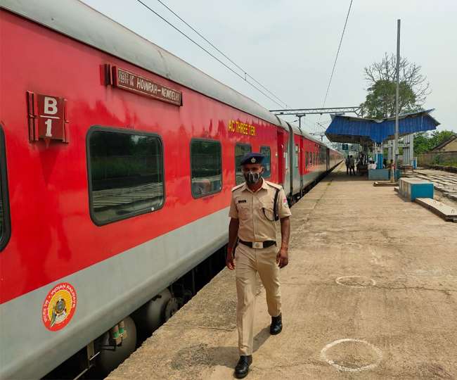 भारतीय रेल: देखते ही देखते जसीडीह-झाझा रेल खंड पर मालगाड़ी के हो गए दो ...