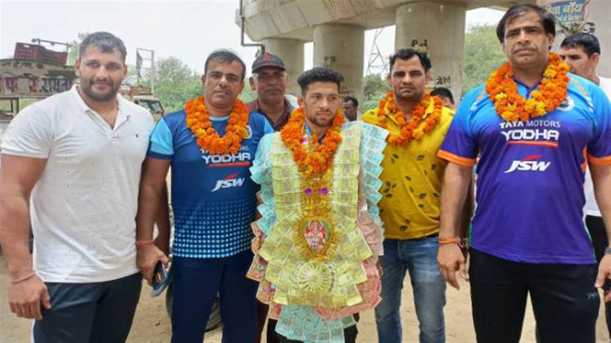 जूनियर विश्व कुश्ती प्रतियोगिता में मांडौठी के पहलवान सुमित दलाल ने ...