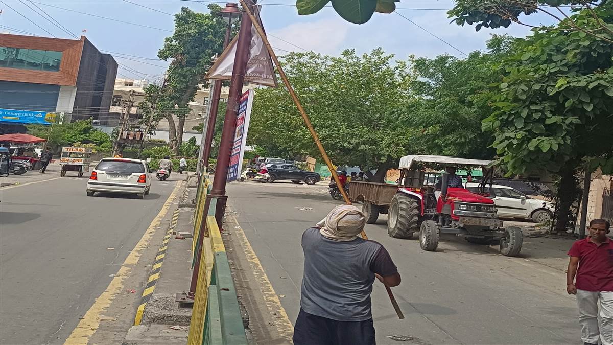 शहर में चारों तरफ दिख रहे अवैध होर्डिंग, निगम ने किए जब्त - Illegal ...