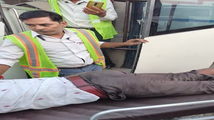 Bareilly Accident News : बरेली में ट्रक में घुसी रोडवेज बस, चालक की मौत ...