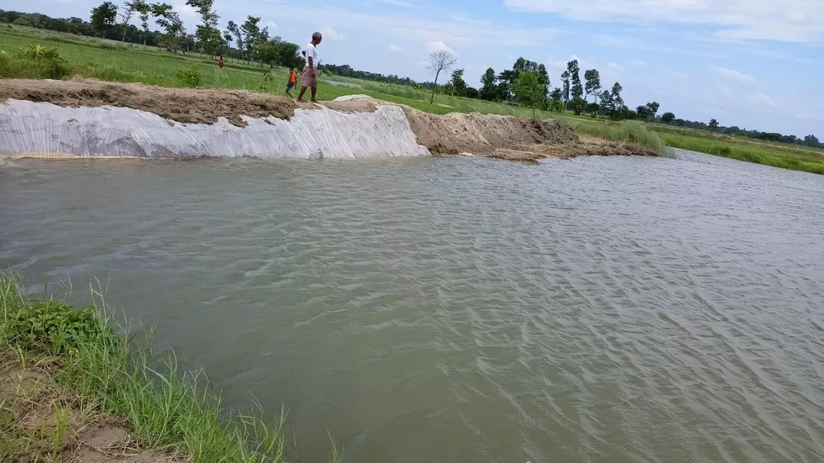 सीतामढ़ी में अनोखा मामला, वर्षा ने दगा दिया तो ग्रामीणों ने मोड़ दी नदी ...