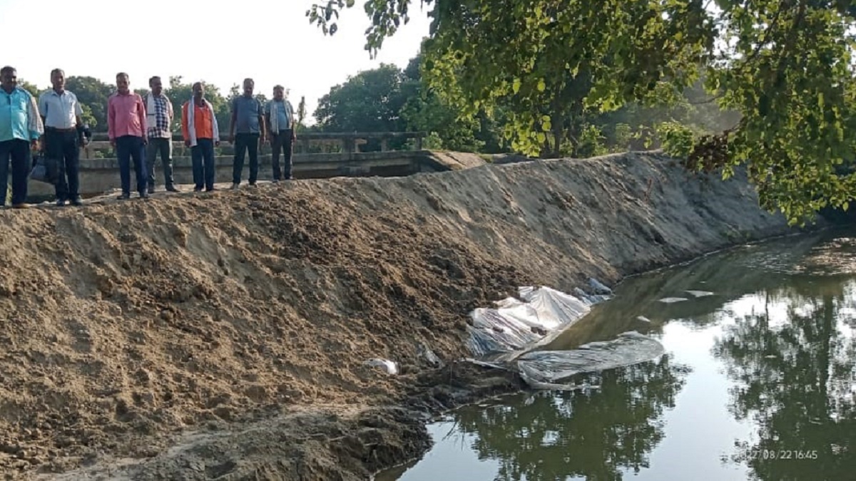 सीतामढ़ी में अनोखा मामला, वर्षा ने दगा दिया तो ग्रामीणों ने मोड़ दी नदी ...