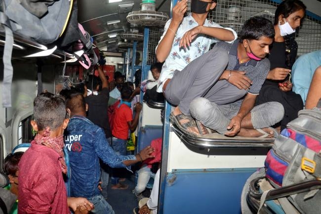 मुजफ्फरपुर में रेल की जनरल बोगी में सीट से अधिक यात्री कर रहे सफर ...