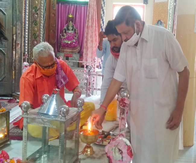 तामसिक गुणों को शांत करने के लिए चंडीगढ़ के महाकाली माता मंदिर में जलाई ...