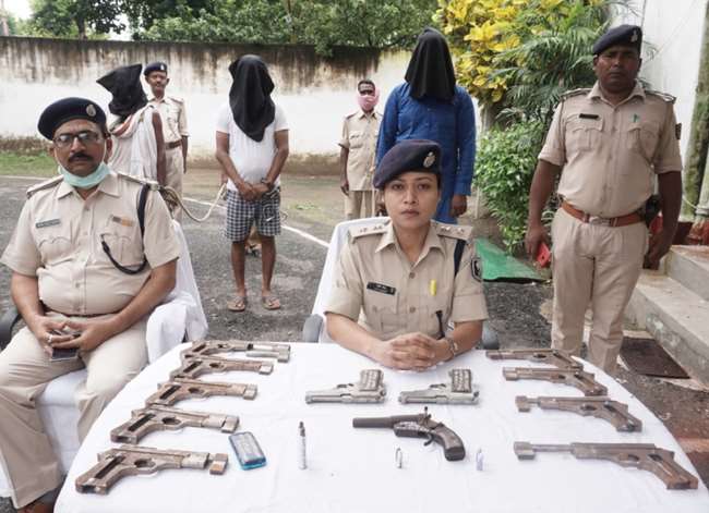 Mini Gun Factory Munger : जंगल में बनाए जा रहे थे हथियार, दो पिस्टल, एक ...