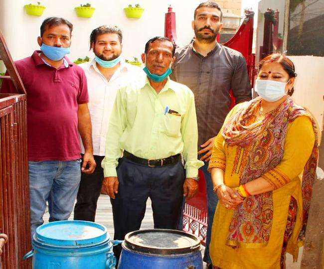 विधायक रिंकू के घर पर भी कूड़े से बन रही खाद पार्षद सुनीता रिंकू भी ...