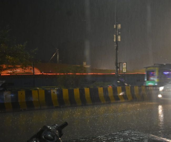 Meerut Weather Update: मेरठ में रात से लगातार हो रही बारिश ने बढ़ाई ...