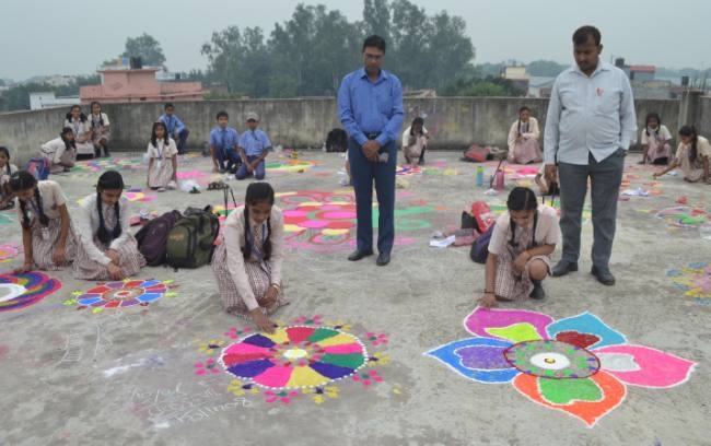 बच्चियों ने दिए ग्रीन दीपावली मनाने के संदेश - Girls gave messages to ...
