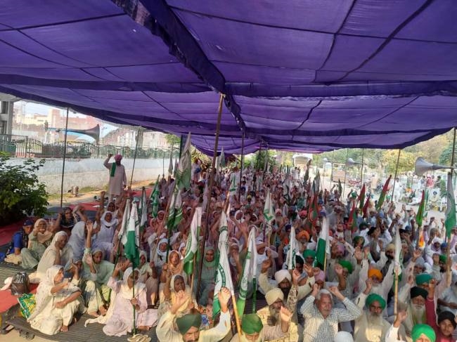 रेल रोको आंदोलन 23वें दिन भी जारी, रेल ट्रैक के बजाय प्लेटफार्म पर बैठे ...