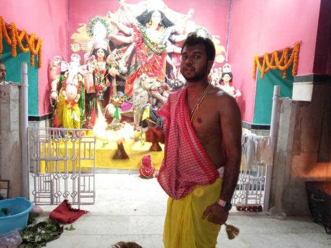 शारदीय नवरात्र के सातवें दिन पट खुलते ही दुर्गा स्थान में उमरा भक्तों ...