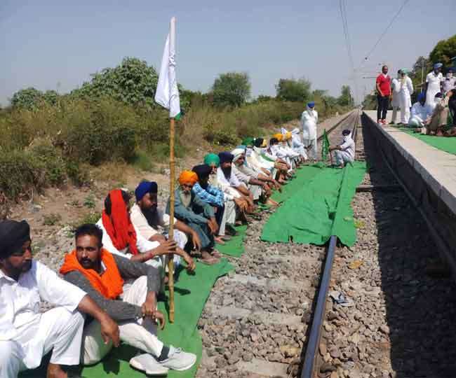पंजाब में आंदोलनकारी किसानों ने छोड़ा रेल ट्रैक राज्‍य में मालगाड़ियां ...