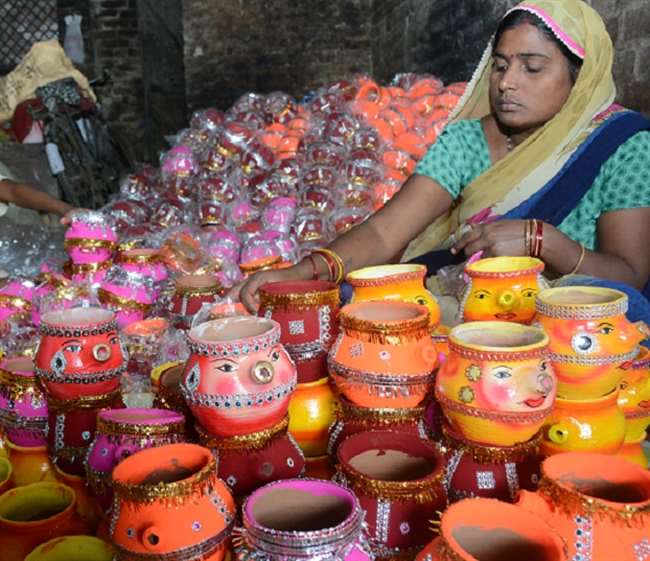 Karwachauth Special: 35 हजार रुपये का है एक करवा, कानपुर में करोड़ों का ...