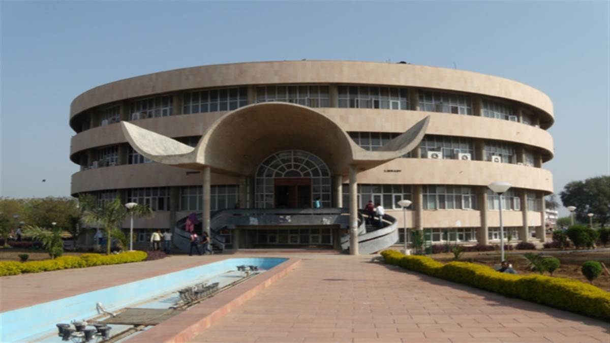 जीजेयू की प्रचलित लाइब्रेरी में छात्राें के अपेक्षा सीटें कम व दिव्यांग ...