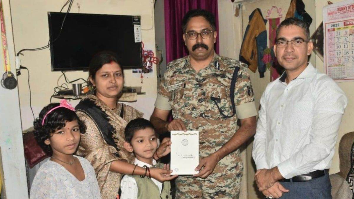 शहीदों के परिजनों तक पहुंचा मुख्यमंत्री का दिवाली का शुभकामना पत्र और ...