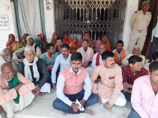 मतदाता सूची में नाम गायब, भड़का आक्रोश - Name missing in voter list ...