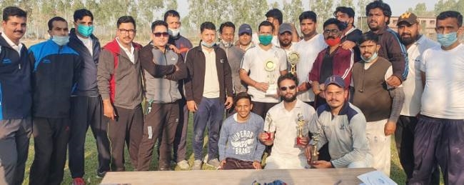 बाजपुर क्रिकेटर्स ने पुलिस टीम को हराकर कब्जा ली ट्राफी - Bajpur ...