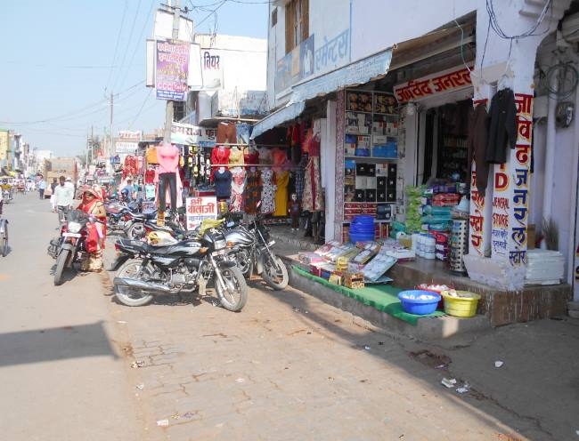 साप्ताहिक बंदी के दिन भी खुला रहता पुखरायां बाजार - Pukhrayan market ...