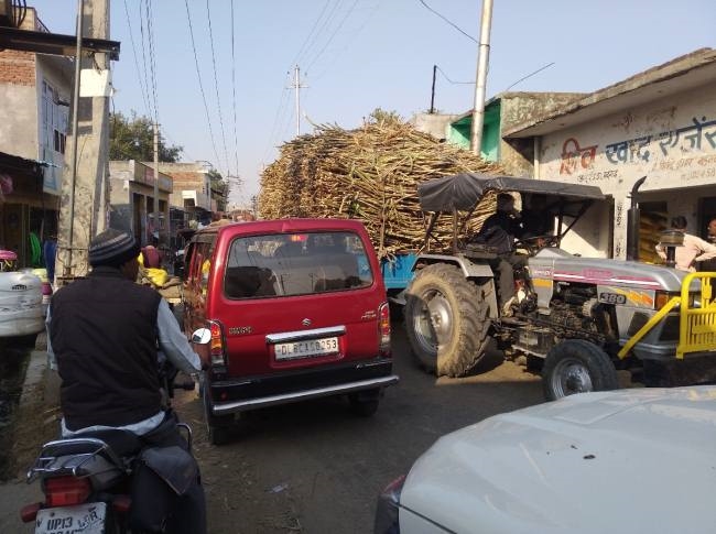 गन्ने से लदे ओवरलोड ट्रैक्टर-ट्राली से हादसे का खतरा - Risk of accident ...