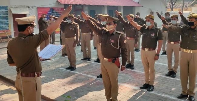 झंडे को दी सलामी संविधान की दिलाई शपथ - Salute to the flag, oath ...