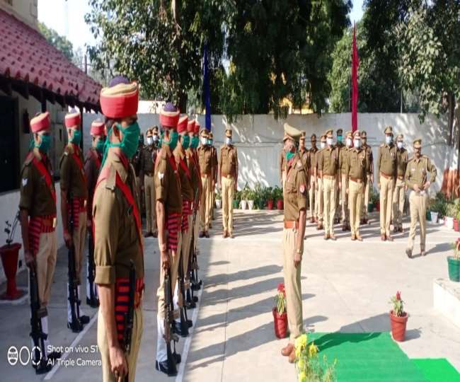 Flag Day: आगरा पुलिस ने मनाया झंडा दिवस, रिजर्व पुलिस लाइंस और थानों ...