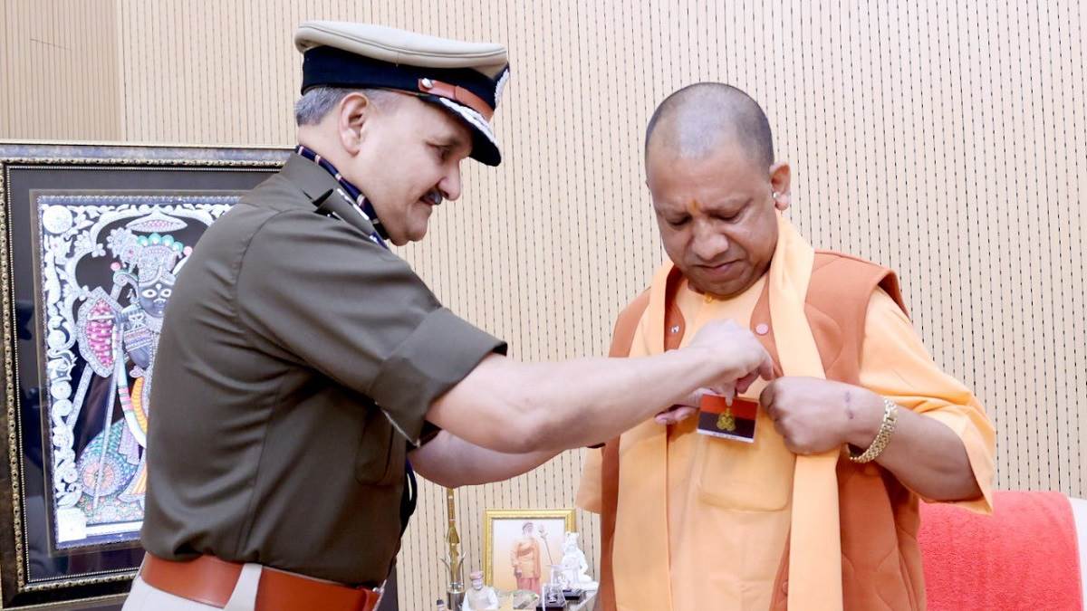 UP News: पुलिस झंडा दिवस आज, DGP ने CM योगी को लगाया फ्लैग पिन, मुख् ...