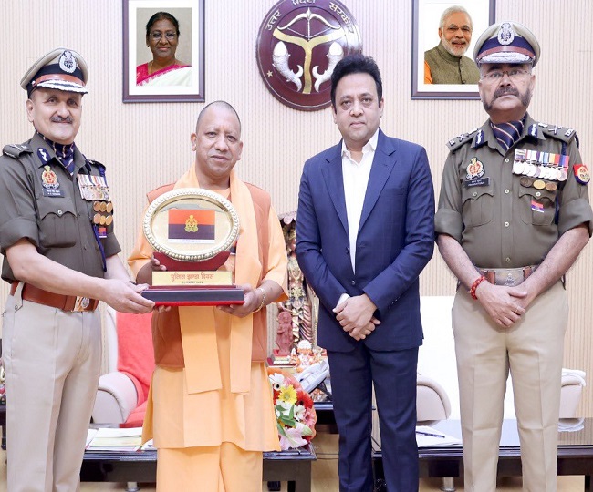 UP News: पुलिस झंडा दिवस आज, DGP ने CM योगी को लगाया फ्लैग पिन, मुख् ...