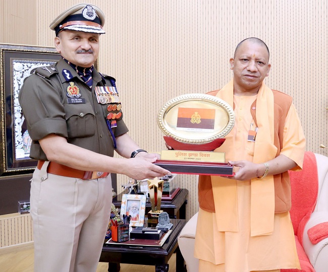 UP News: पुलिस झंडा दिवस आज, DGP ने CM योगी को लगाया फ्लैग पिन, मुख् ...