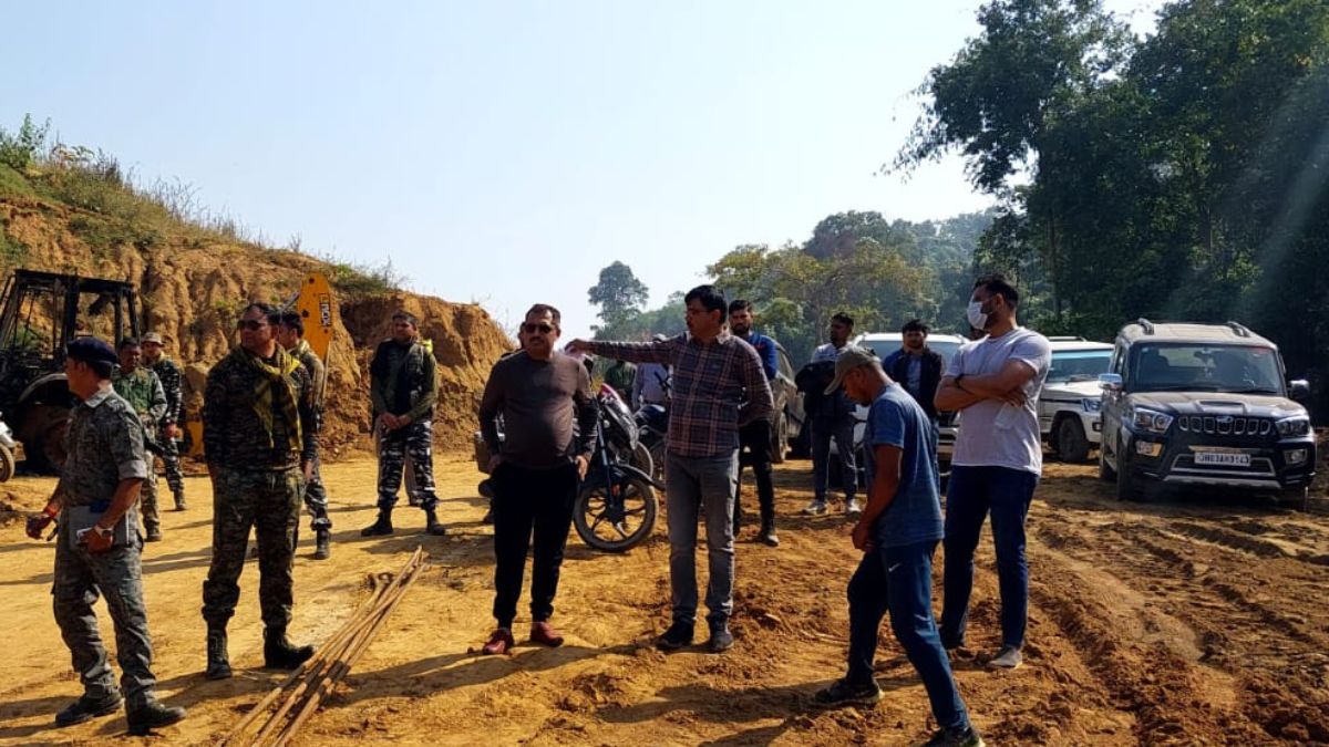 Latehar News: लातेहार में रेल ट्रैक निर्माण कंपनी पर नक्सली हमले के बाद ...