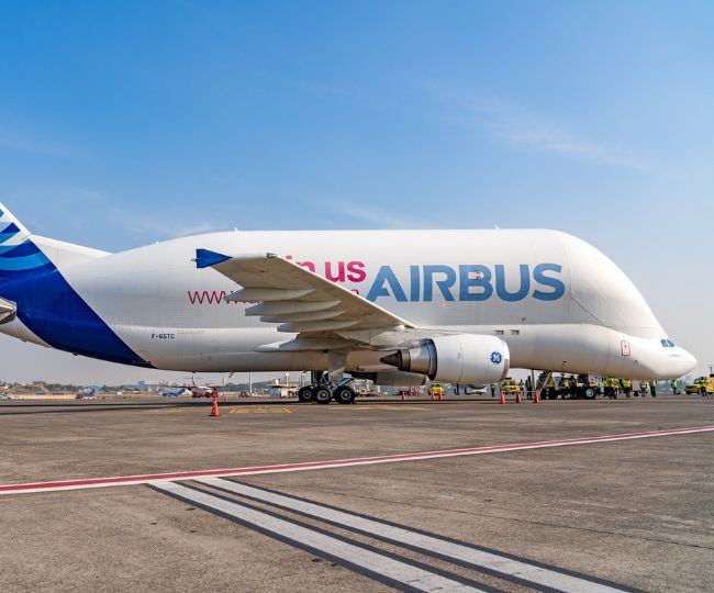 Airbus Beluga Mumbai: व्हेल के आकार के विमान को मुंबई एयरपोर्ट पर देख ...