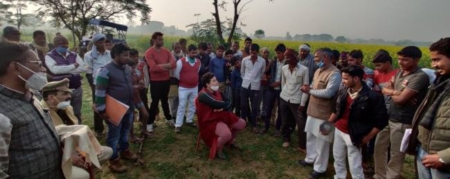 पहले हटवाया अवैध कब्जा फिर बनवाया चकरोड - first illegal capture removed ...