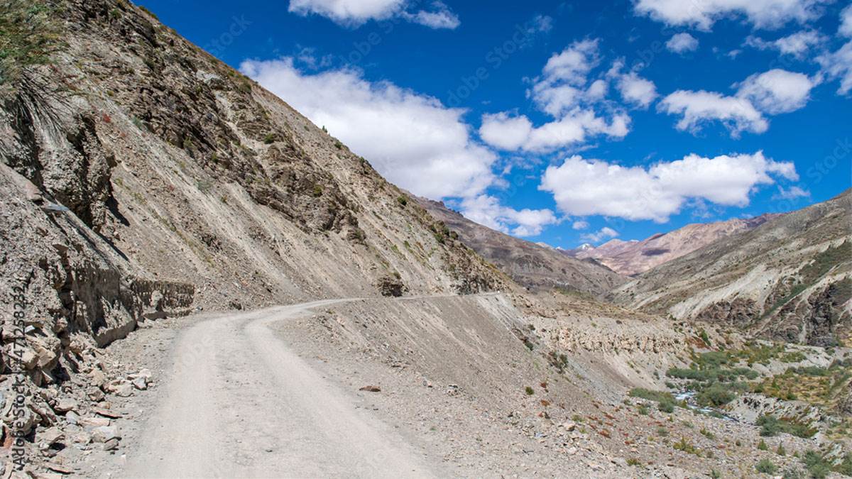 China Border पर युद्ध गति से चल रहा सड़कों का निर्माण, दो की कटिंग पूरी ...
