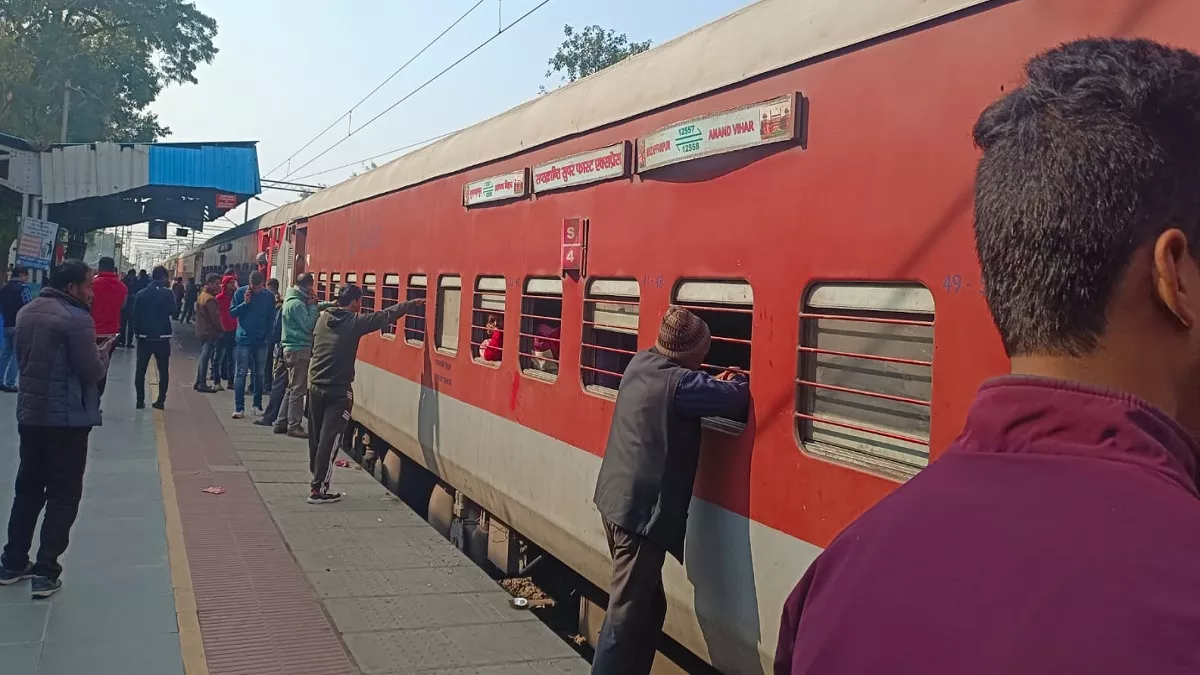 Hapur: कोहरे के चलते 12 घंटे प्रभावित रहा दिल्ली-मुरादाबाद रेलमार्ग, रुक-रुक कर चली ट्रेनें ...