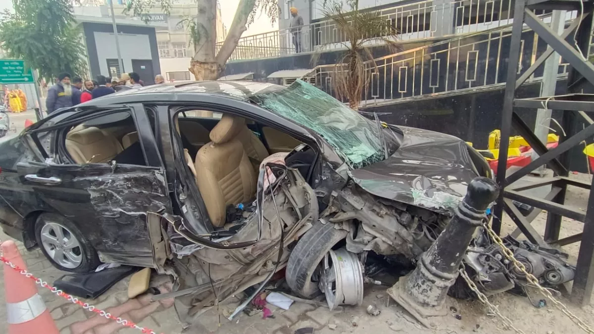 Bathinda Accident: बठिंडा में भीषण सड़क हादसा, डिवाइडर से टकराई तेज रफ्तार कार; दो लोगों की ...