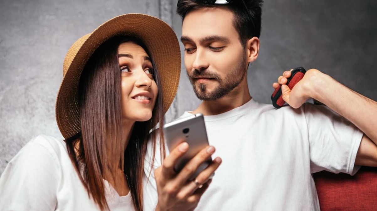 Partner का फोन हाथ आते ही आप भी करते हैं यह सब चेक, संभल जाइए नहीं तो ...