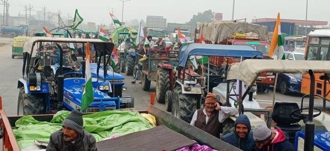 पुलिस ने रोके ट्रैक्टर, किसानों ने टोल पर लगाया जाम - Police stopped ...