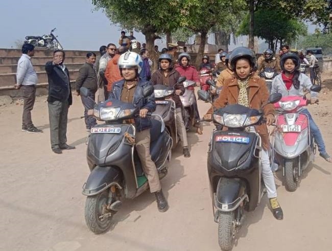 कीरतसागर से स्कूटी रैली निकालकर यातायात नियमों की दी गई जानकारी ...