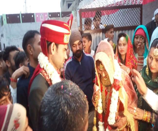 हिसार के गांव खेदड़ में अनोखी पहल, बिना दहेज लिए शादी करने वालों के ...
