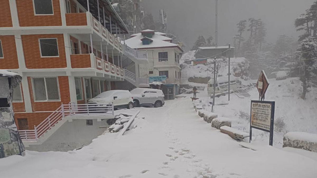 Snowfall in Chakrata: बर्फ से ढकी ऊंची पहाड़ियां, कंपकपा रही शीतलहर ...