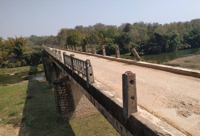 रे¨लग विहिन अदवा पुल दुर्घटना को दे रहा दावत